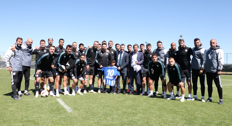 Erzurumspor FK'li minik taraftarın Eren Tozlu sevgisi karşılıksız ... Erzurumspor FK'li minik taraftarın Eren Tozlu sevgisi karşılıksız ...
