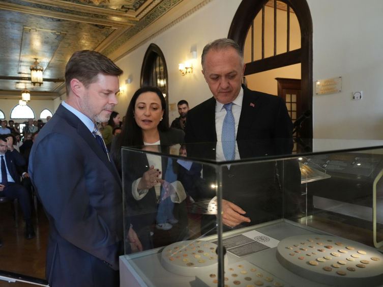 Roma Dönemi'ne ait 1700 yıllık sikkeler ana yurduna döndü - Son Dakika ...