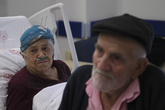 Enkaza girip 65 yıllık hayat arkadaşını kurtardı - Son Dakika Haberleri Enkaza girip 65 yıllık hayat arkadaşını kurtardı - Son Dakika Haberleri
