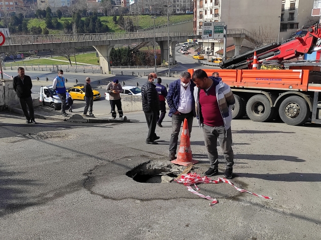 Şişli'de yol çöktü, kamyon çukura düştü - Son Dakika Haberleri Şişli'de yol çöktü, kamyon çukura düştü - Son Dakika Haberleri